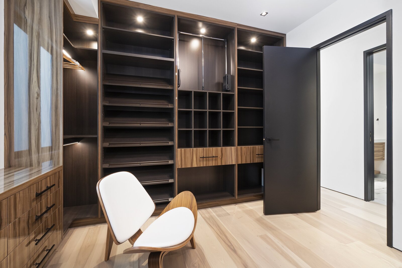 Photo 10 of 11 in Luxury Living in Toronto’s Most Affluent Neighborhood ...