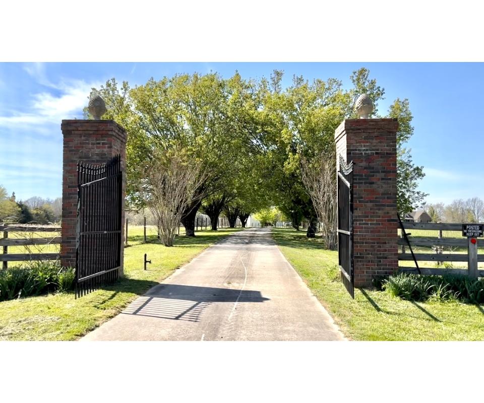43.3+/- acre FARM in 7 Tracts - Horse Barn