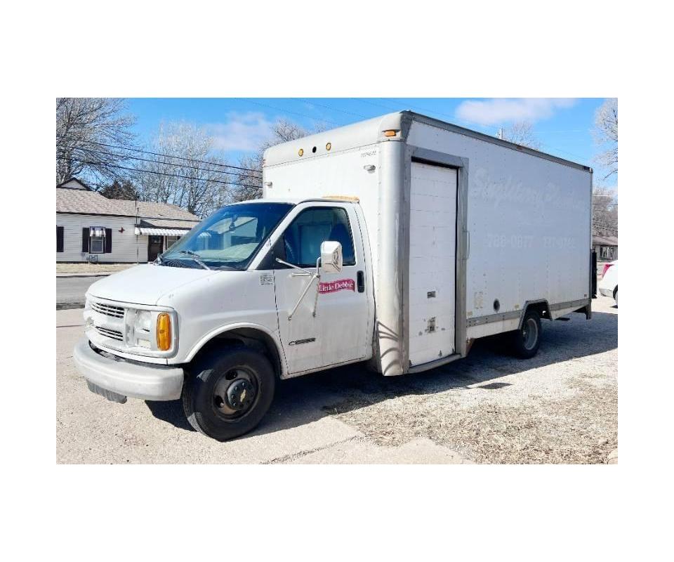 CHEVY 2000 HIGH CUBE VAN G3500 - 5.7L, V8- Lift Gate- Drivers Side Roll ...