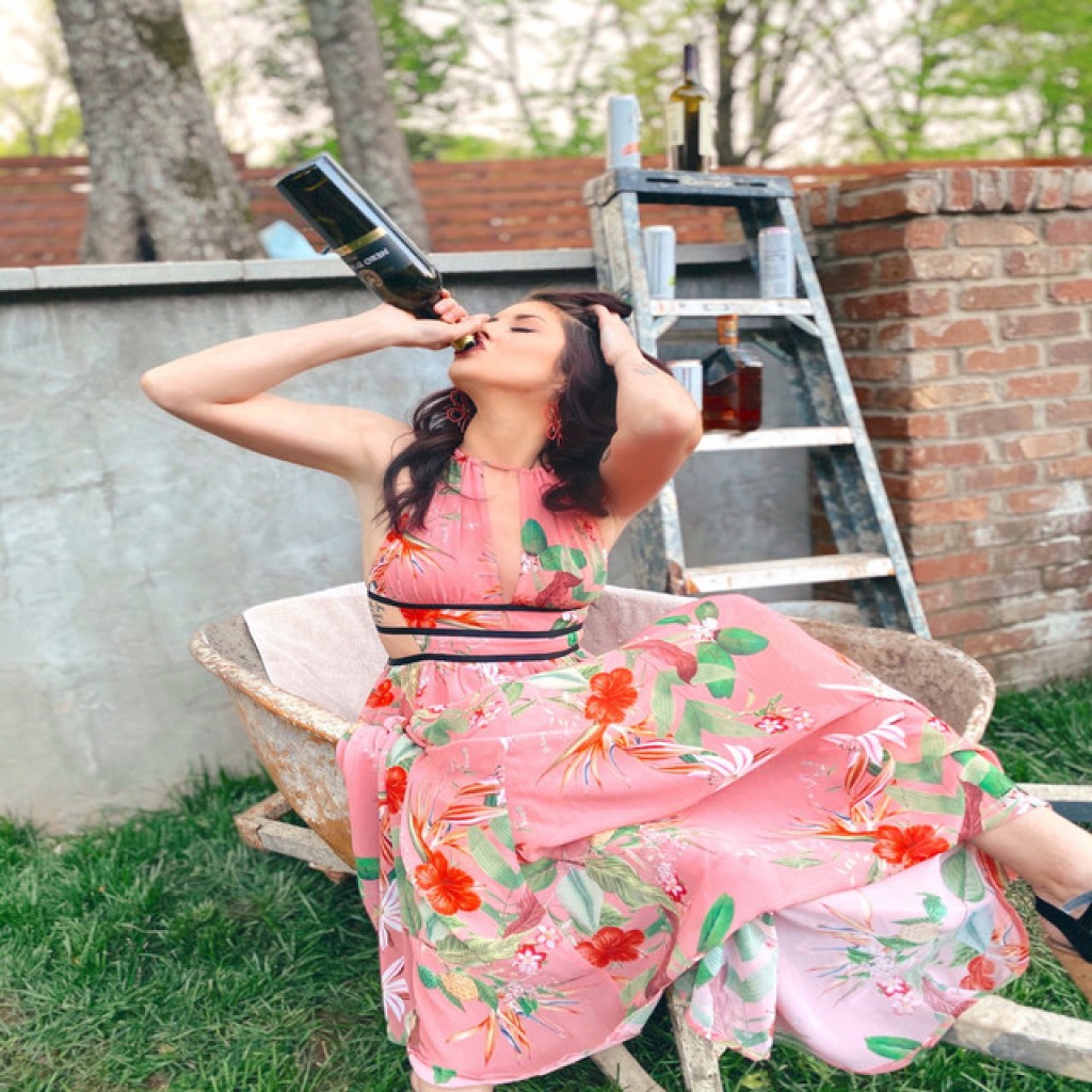 Singer Jess Paige Makes Break up Look Easy and Gives a Convenient ...