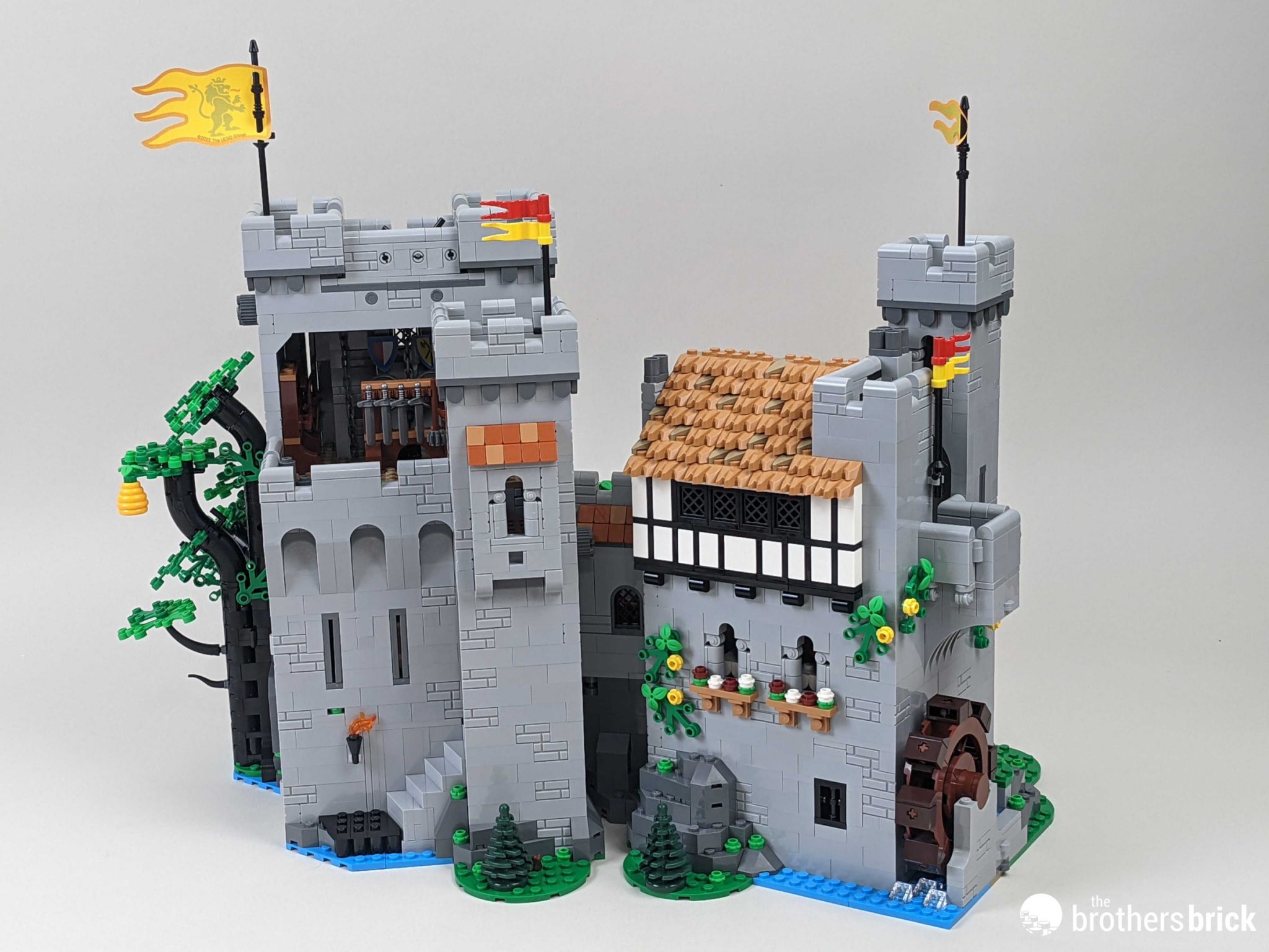 LEGO Iconic 10305 - Lion Knights' Castle - TBB Review - 7QUG7 - 105 ...