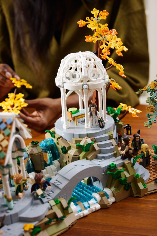 LEGO brings the Fellowship back together with the new The Lord of the ...