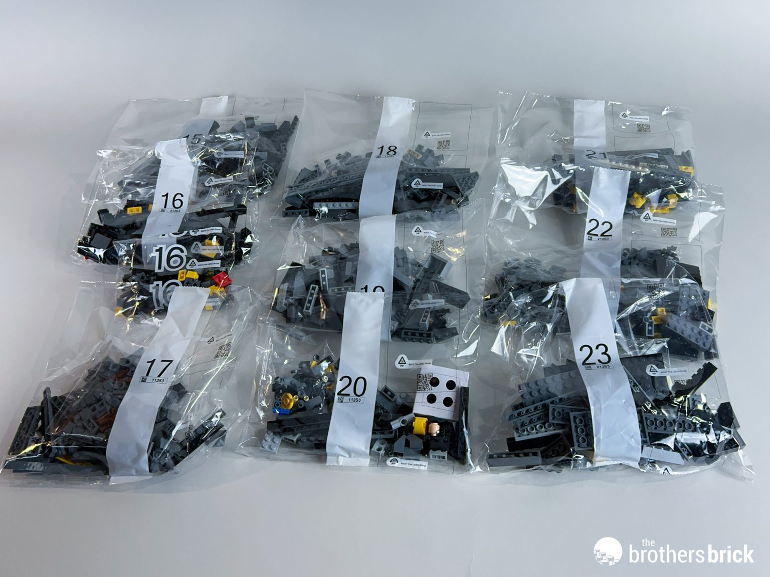 LEGO Batman 76252 Batcave Shadowbox - more than a big black box of ...