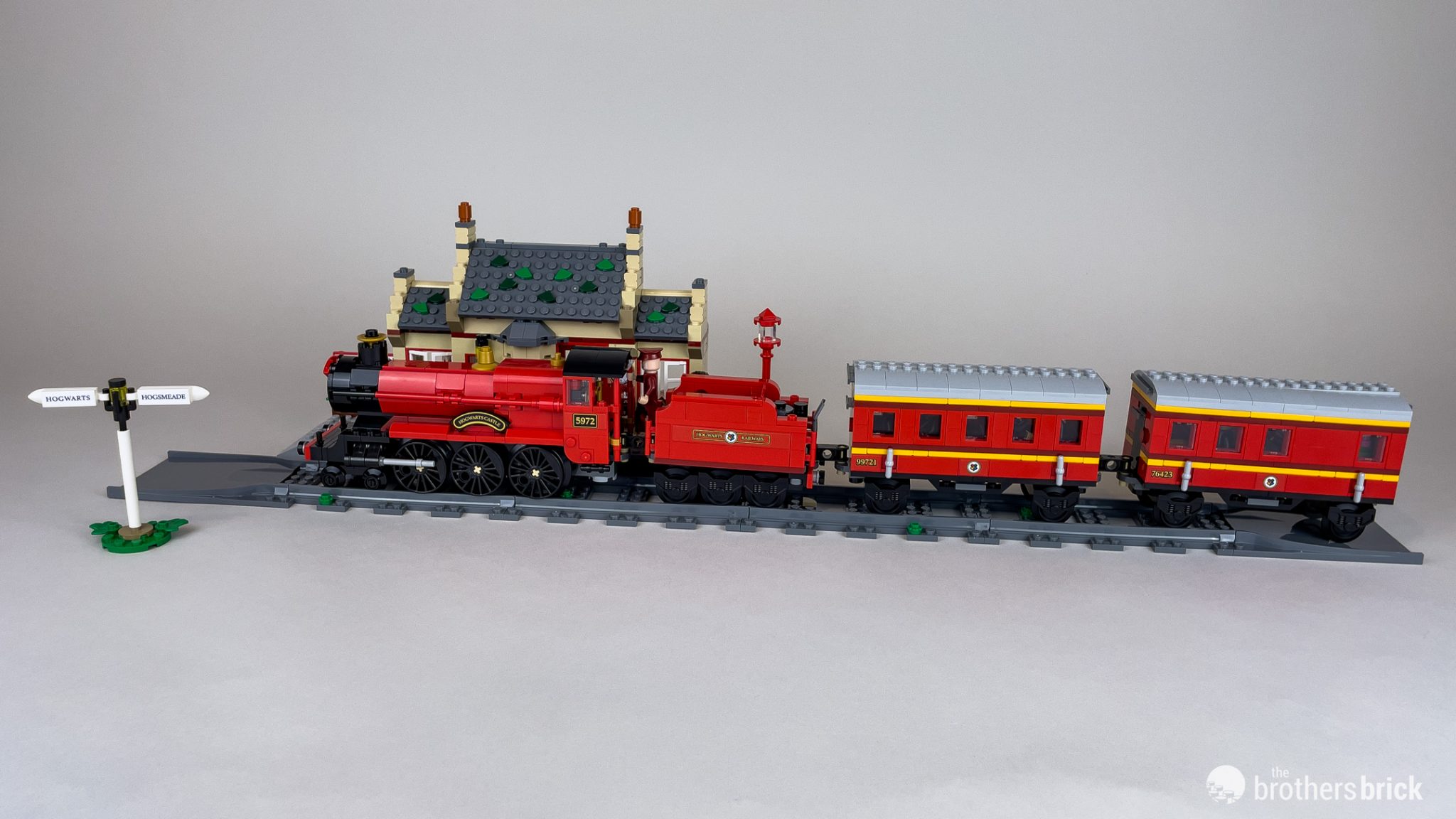 LEGO Harry Potter 76423 Hogwarts Express & Hogsmeade Station - TBB ...
