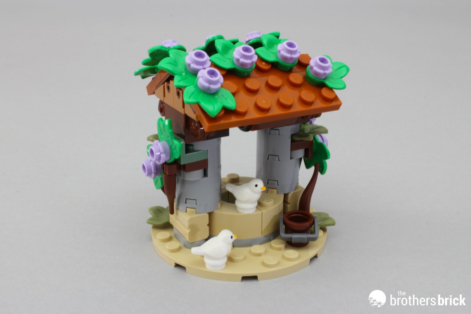 LEGO Disney 43242 Snow White and the Seven Dwarfs Cottage - A beloved ...