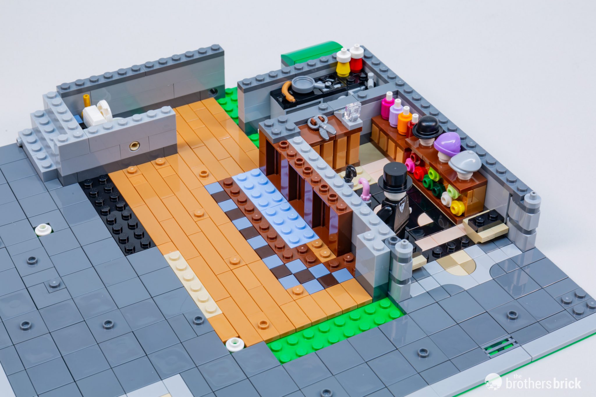 LEGO Icons 10350 Tudor Corner modular building - a return to the ...