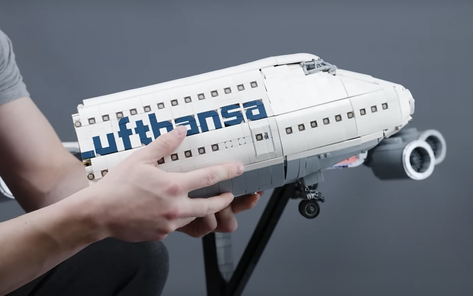 This motorized LEGO Boeing 747-8 truly soars - The Brothers Brick | The ...
