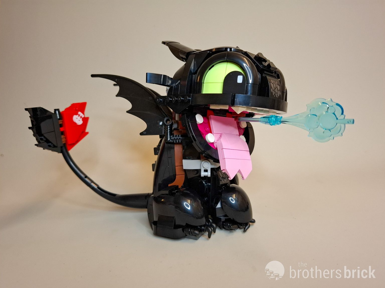 LEGO Icons 10375 How to Train Your Dragon: Toothless - Big smiles, no ...