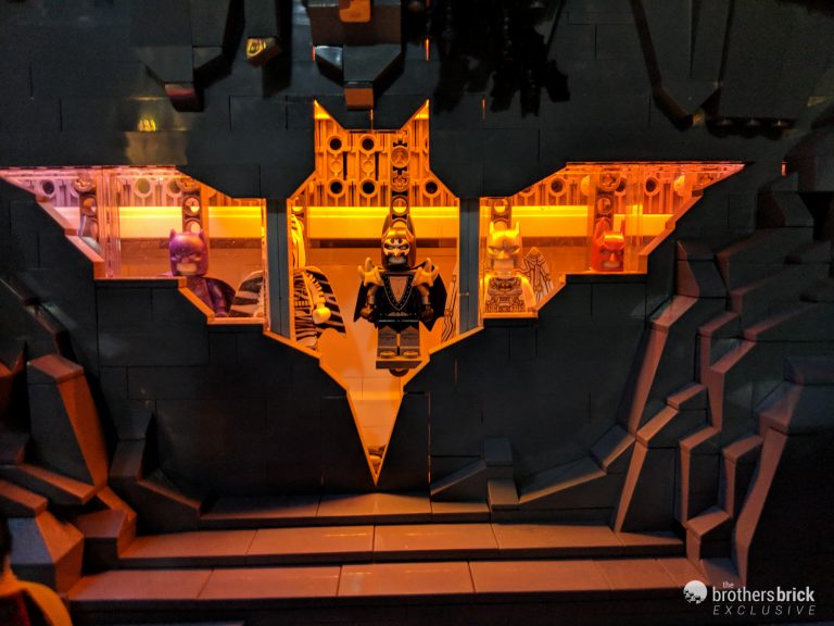 Incredible, fully lit LEGO Batman Wayne Manor with huge Batcave ...