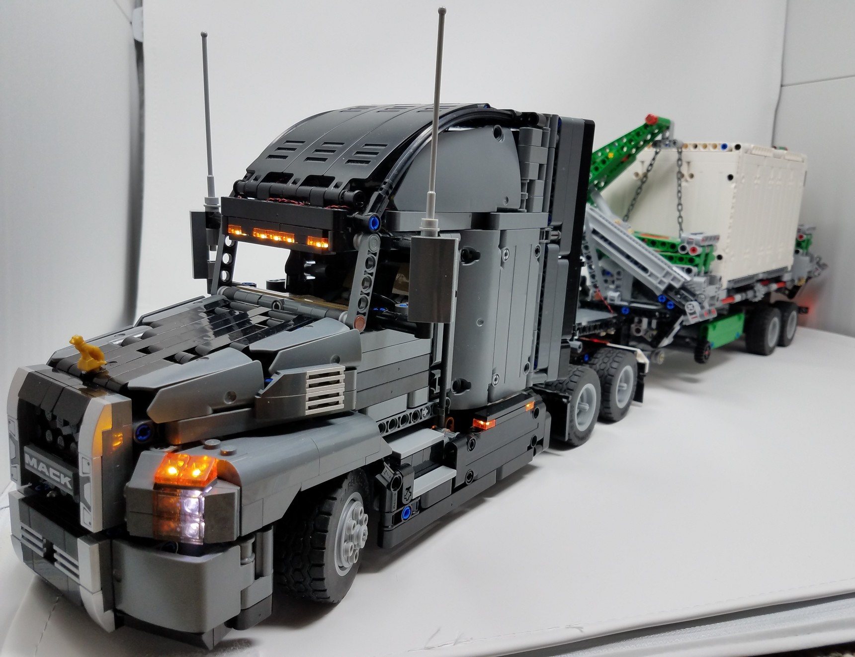 Mack Anthem (LEGO #42078) | Community: Brickstuff Hobby Electronics