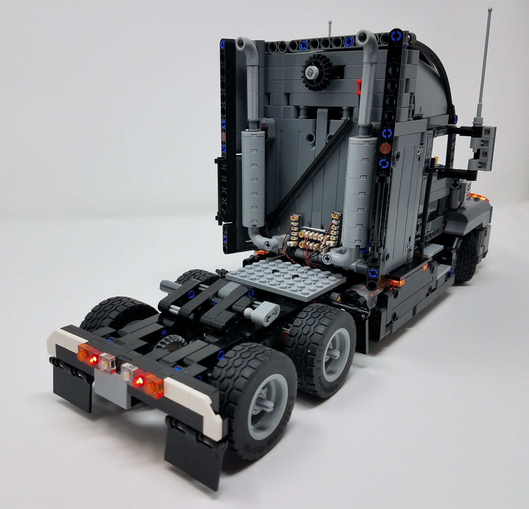 Mack Anthem (LEGO #42078) | Community: Brickstuff Hobby Electronics