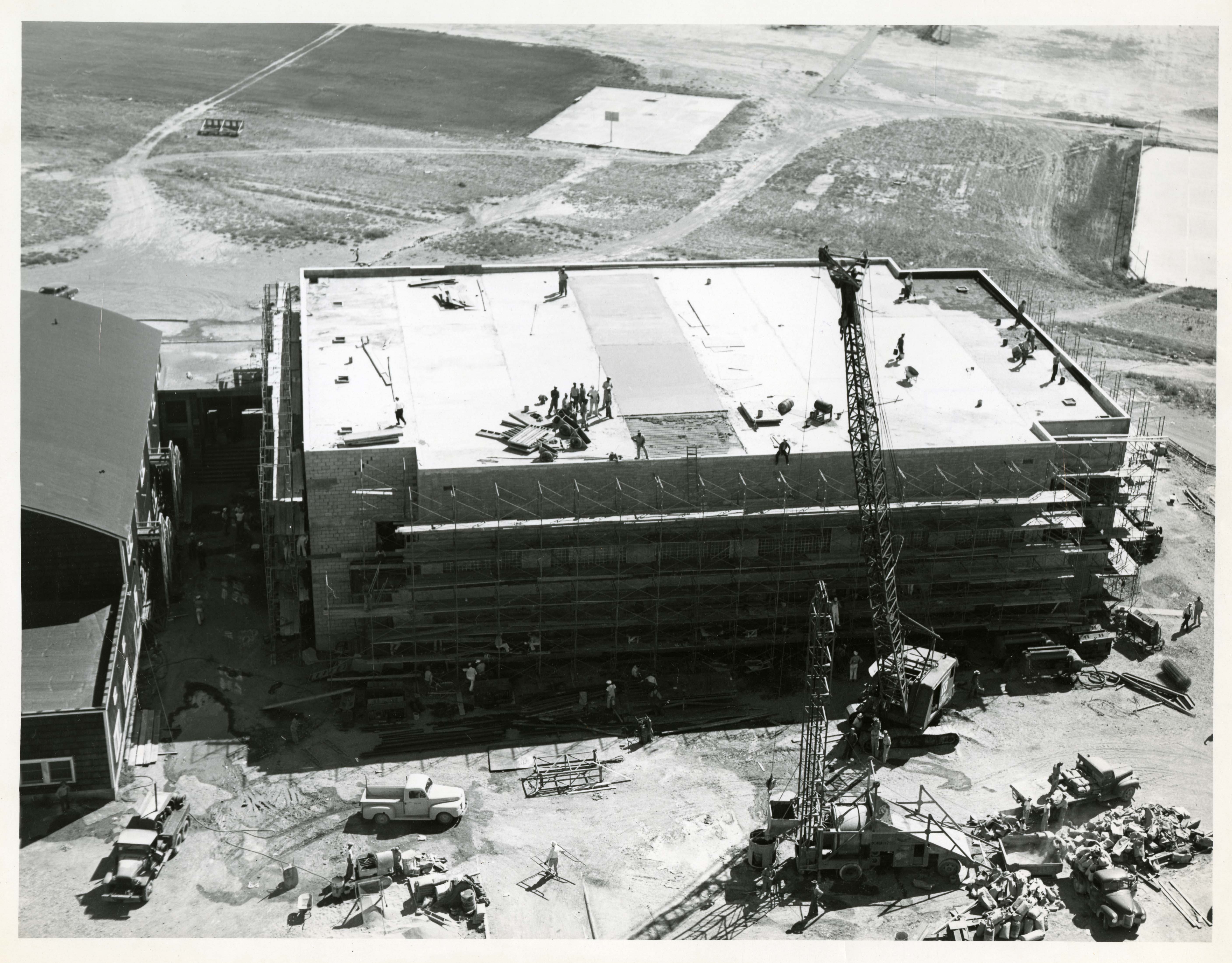 Many Men on Building · Hanford History Project