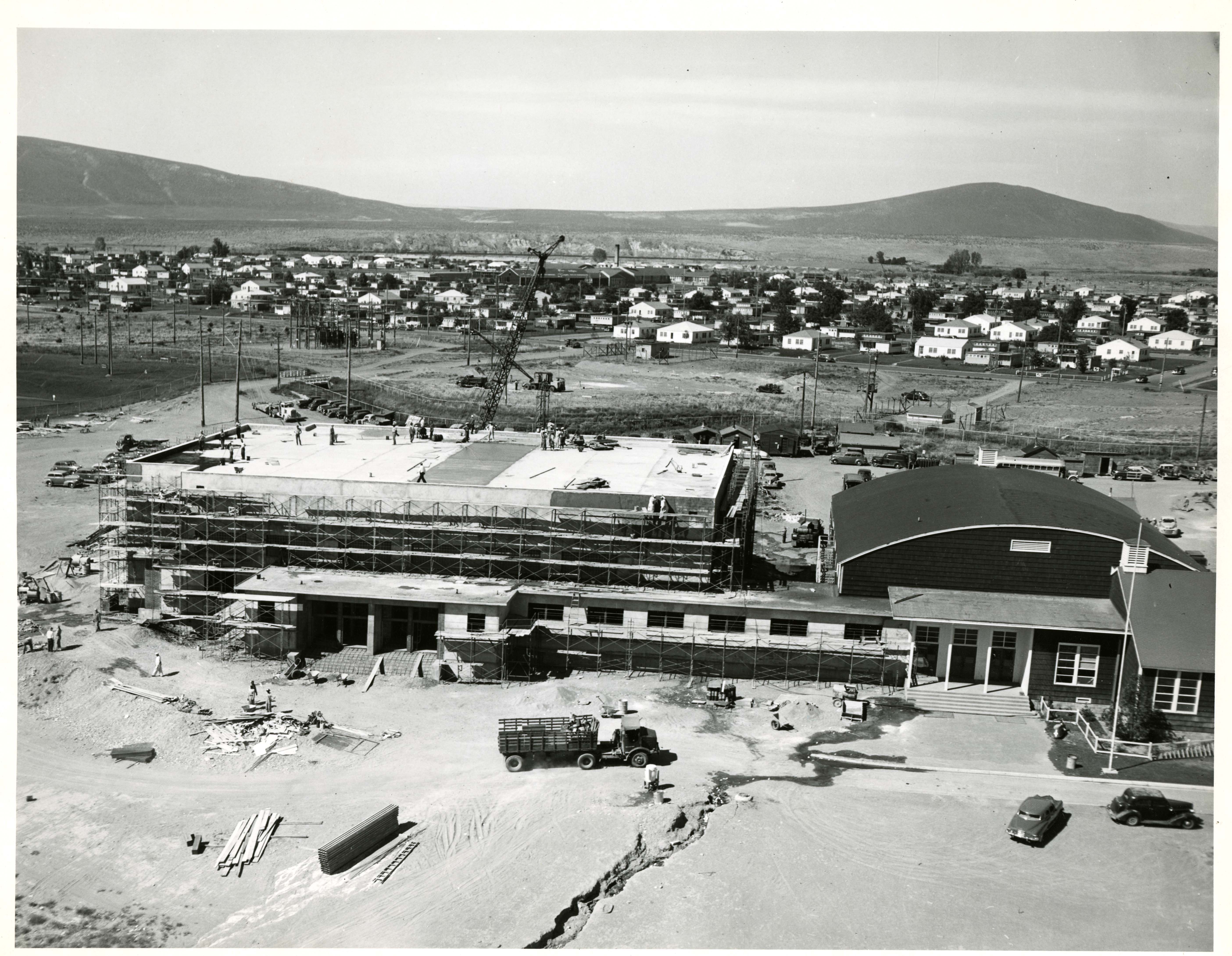 Many Men on Building · Hanford History Project