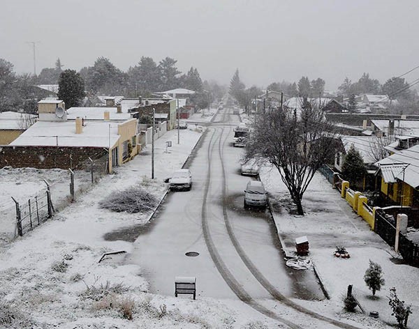 Llegó la nieve con todo a Esquel y la Cordillera
