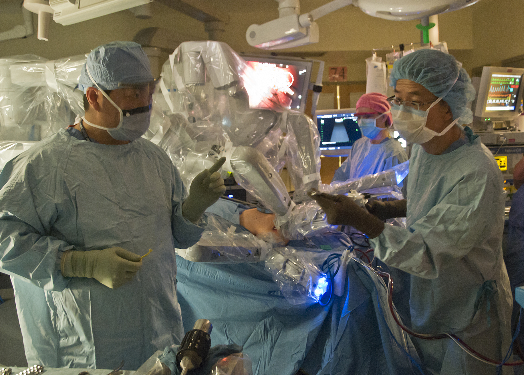 Inside a UW Medicine O.R.: Robotic-assisted liver resection surgery ...